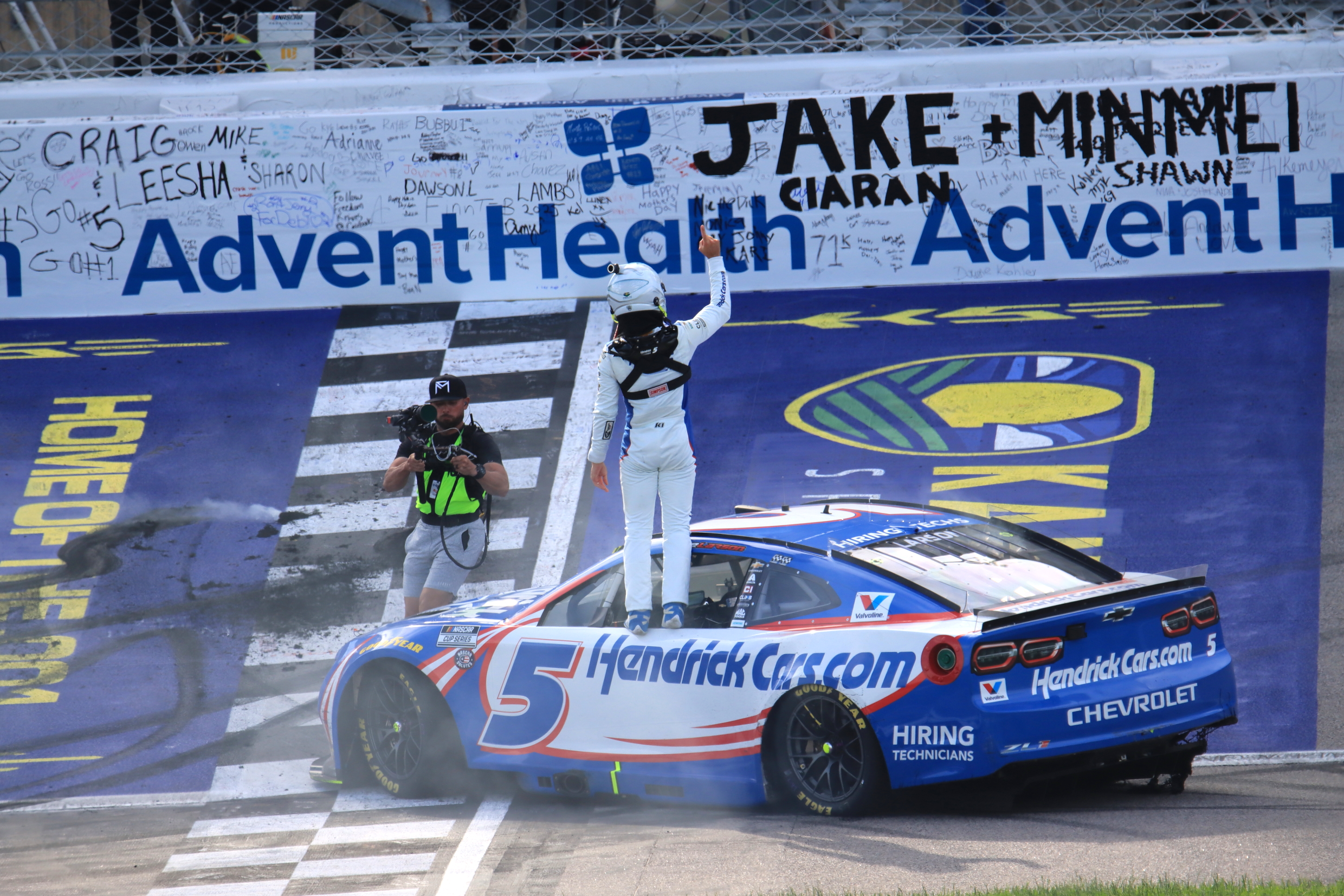 Kyle Larson salutes the crowed with victory | SpeedwayMedia.com Photos